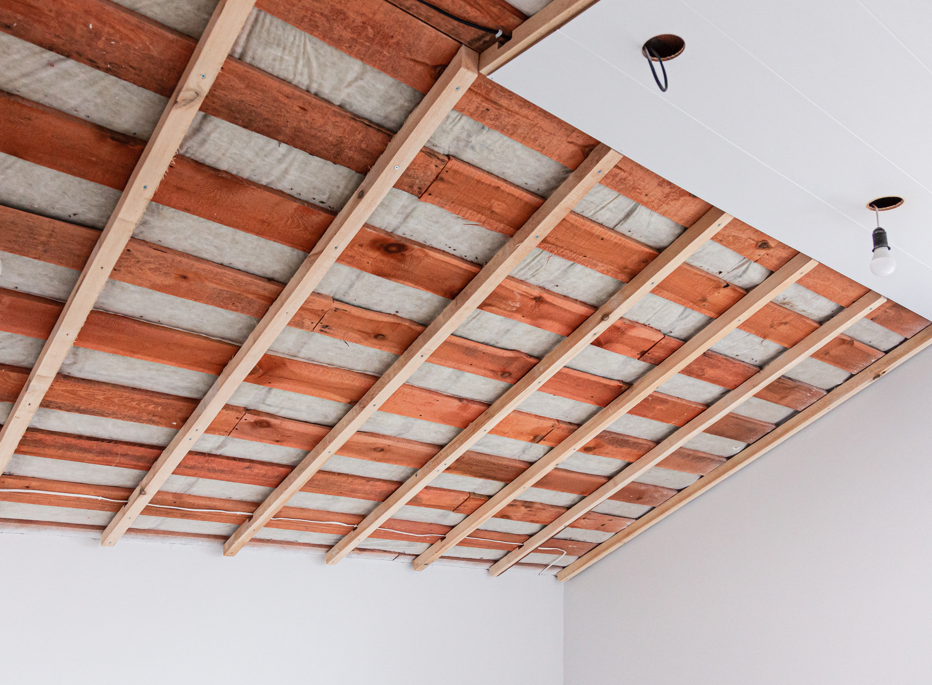 Altbau Decke sanieren: Holzbalkendecken fachgerecht erneuern - hausgasse.de